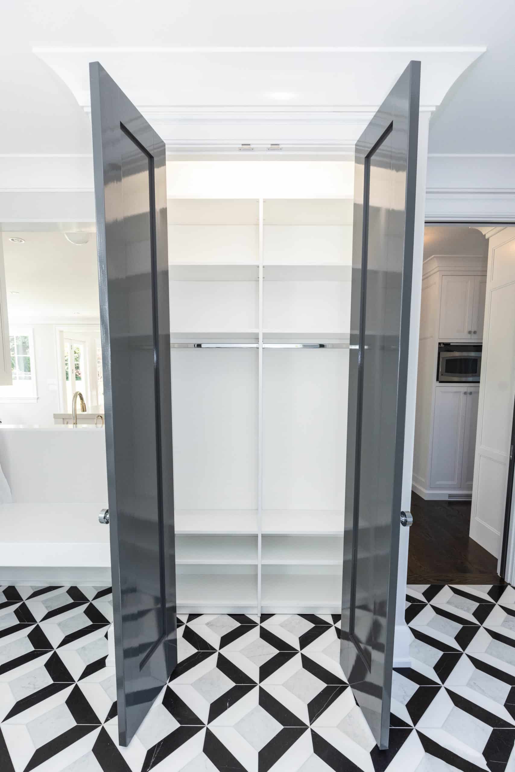 Can Custom Closets Be Delivered to My Job Site?